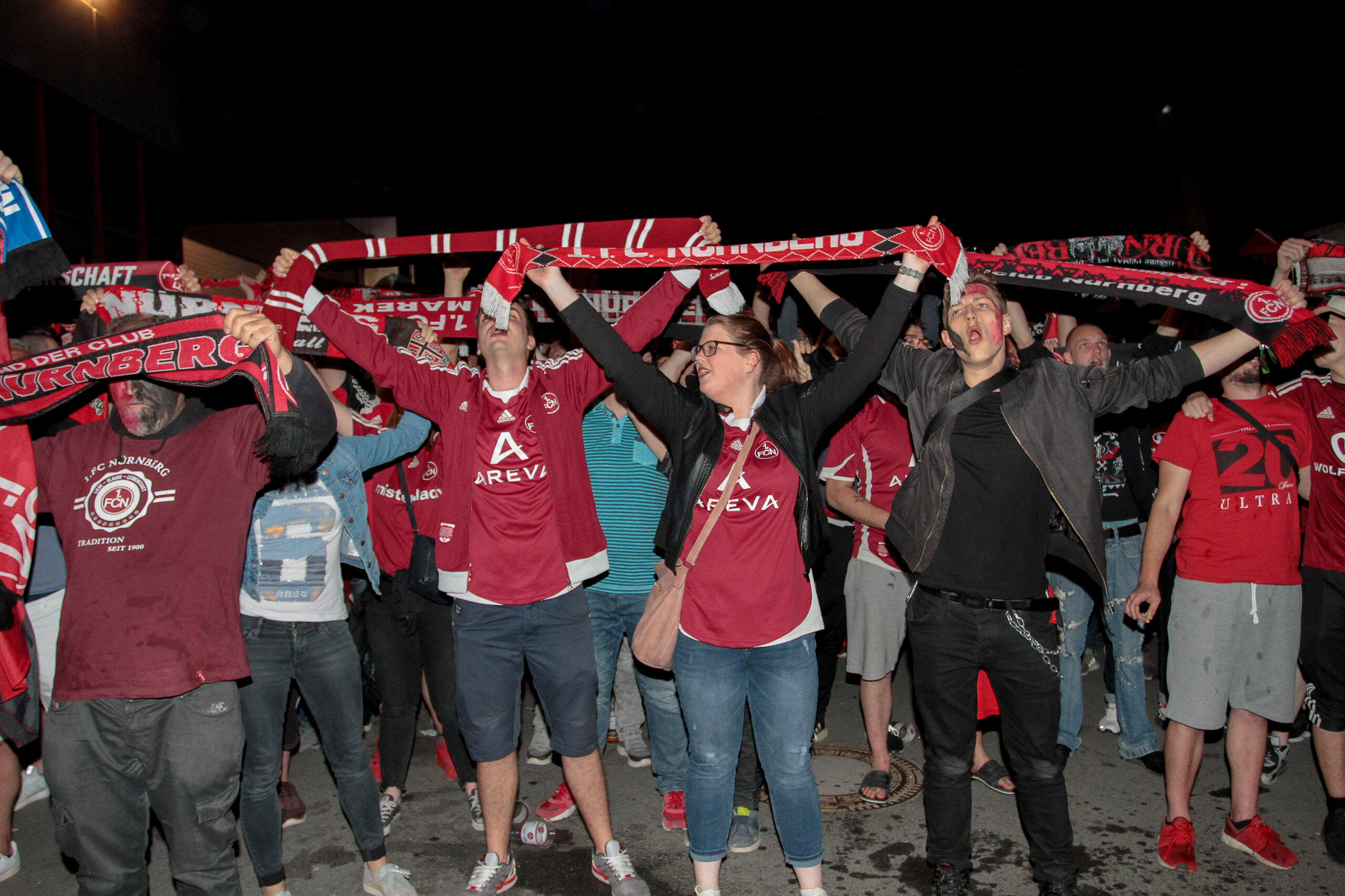 Bilder von: 1. FC Nürnberg steigt auf - so feiern die Club-Fans