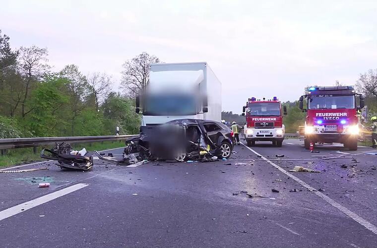 Tödlicher Unfall auf B505: Frau kollidiert frontal mit Lkw