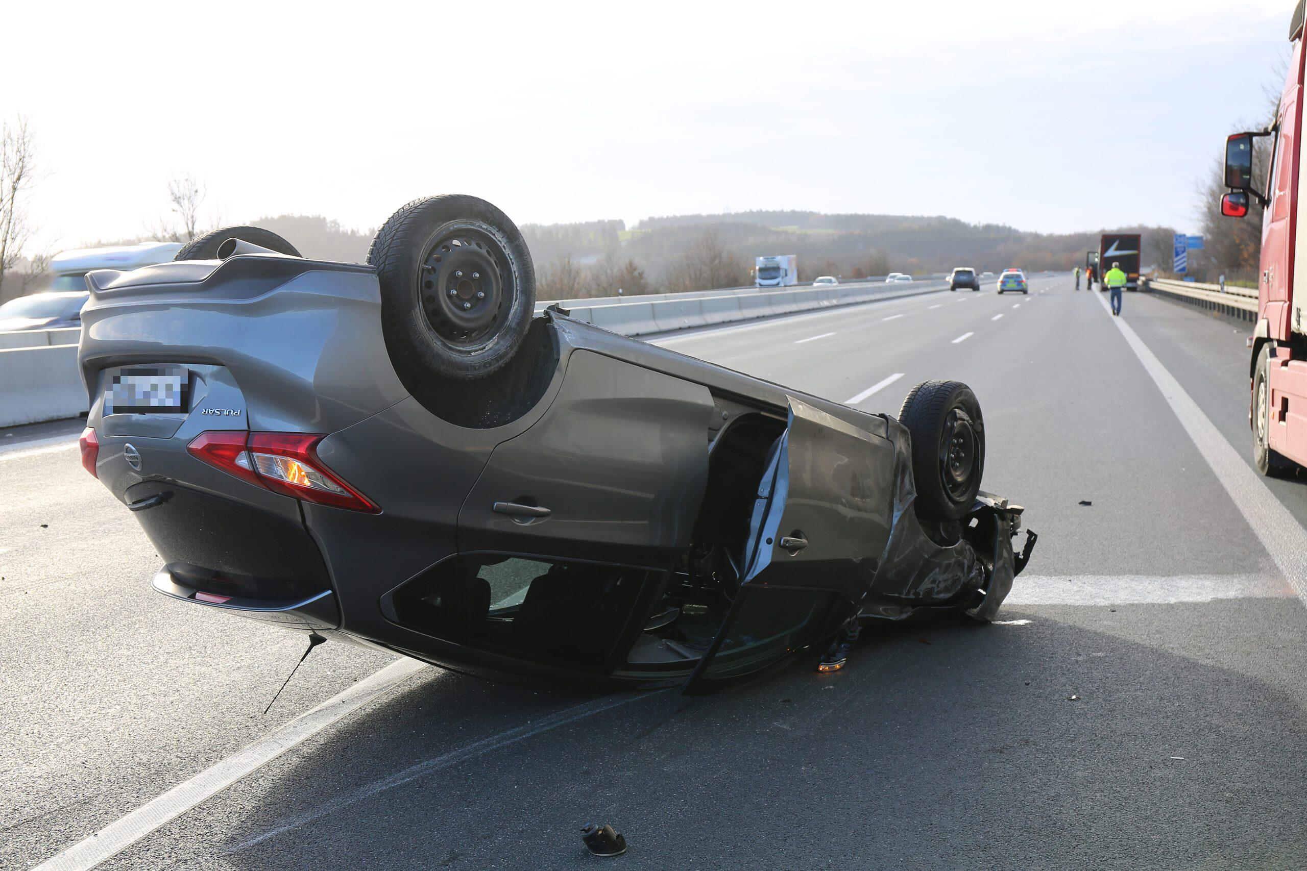 Bilder von: Schwerer Unfall auf A9: Auto überschlägt sich