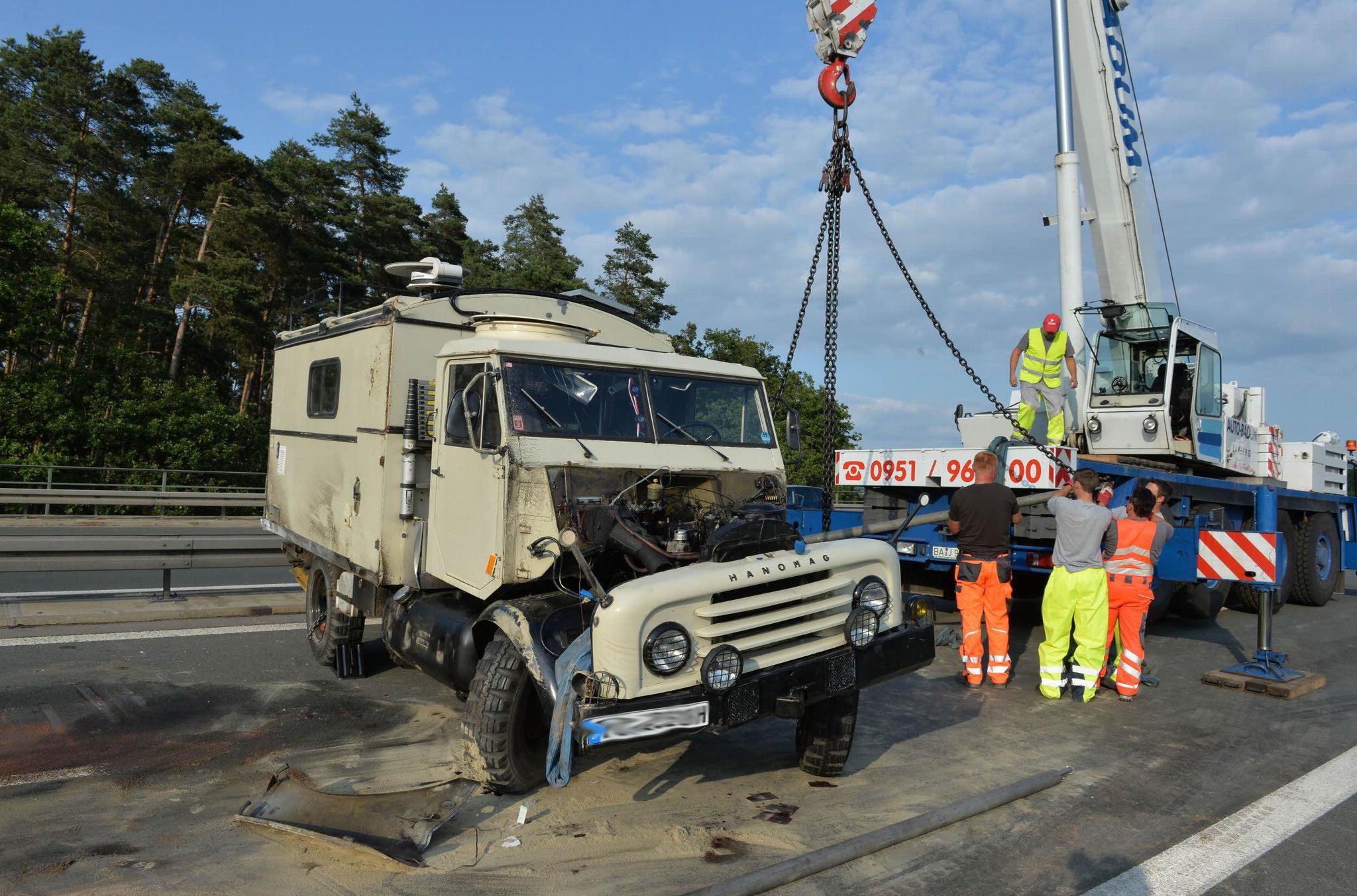 Unfall mit Safari-Camper - A73 war voll gesperrt