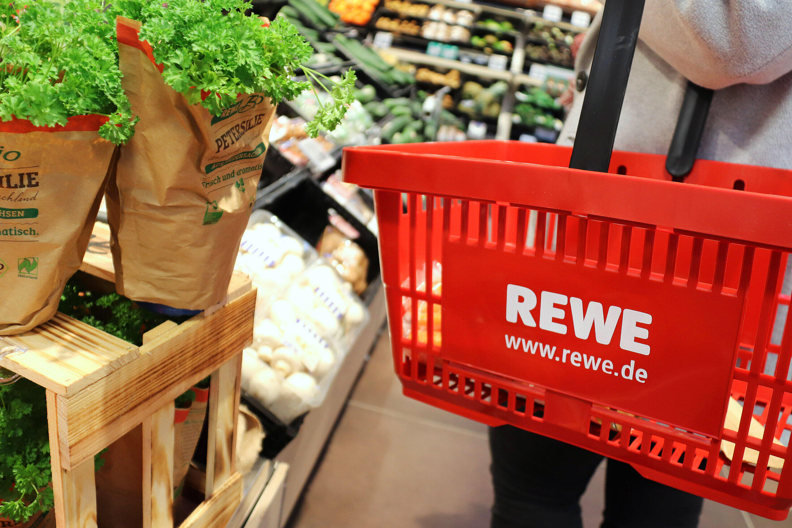 Rewe startet WhatsApp-Service: Darauf können sich Kunden freuen