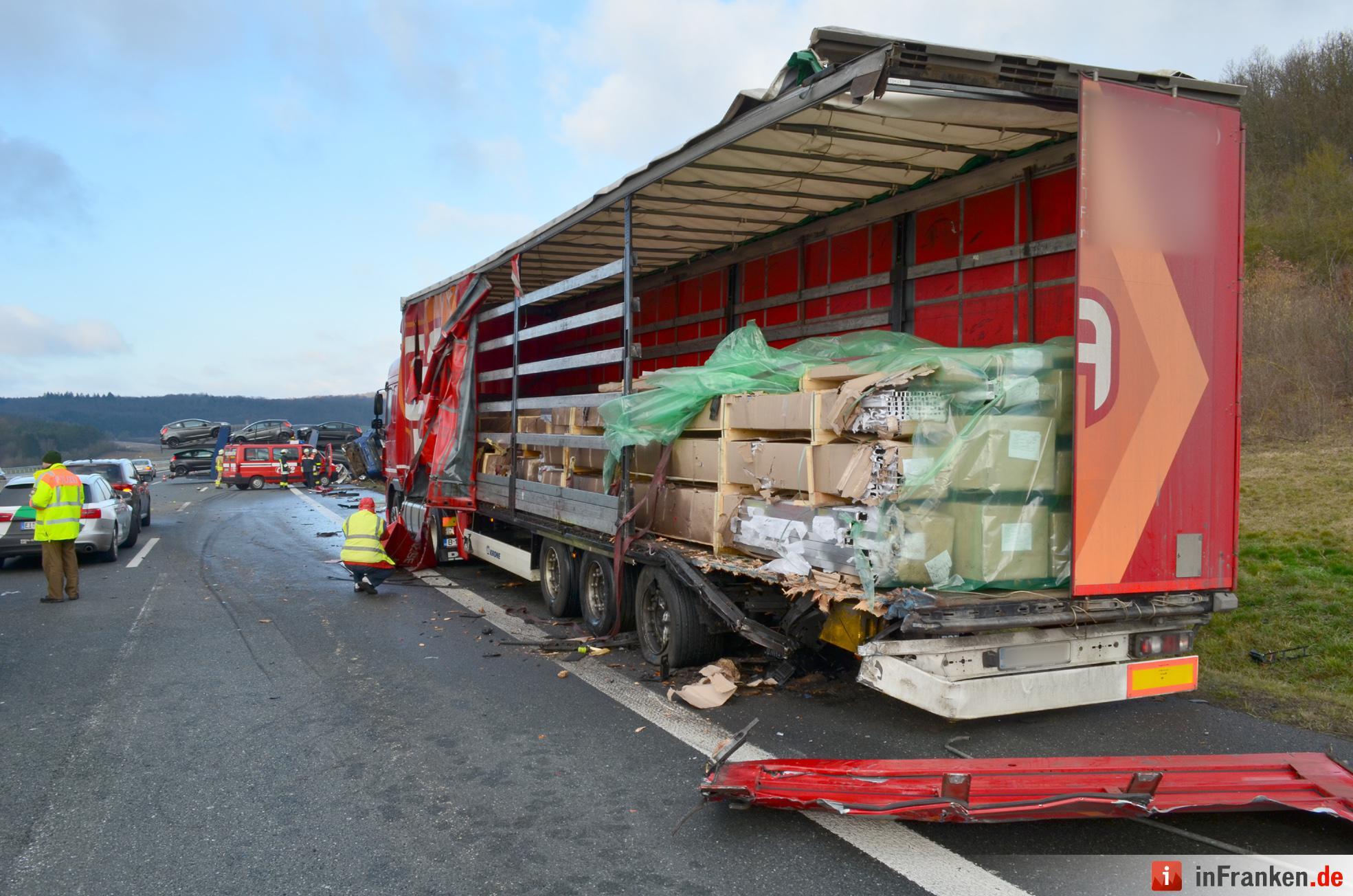 Schwerer Unfall mit Autotransporter auf A3 bei Würzburg - Bildergalerie