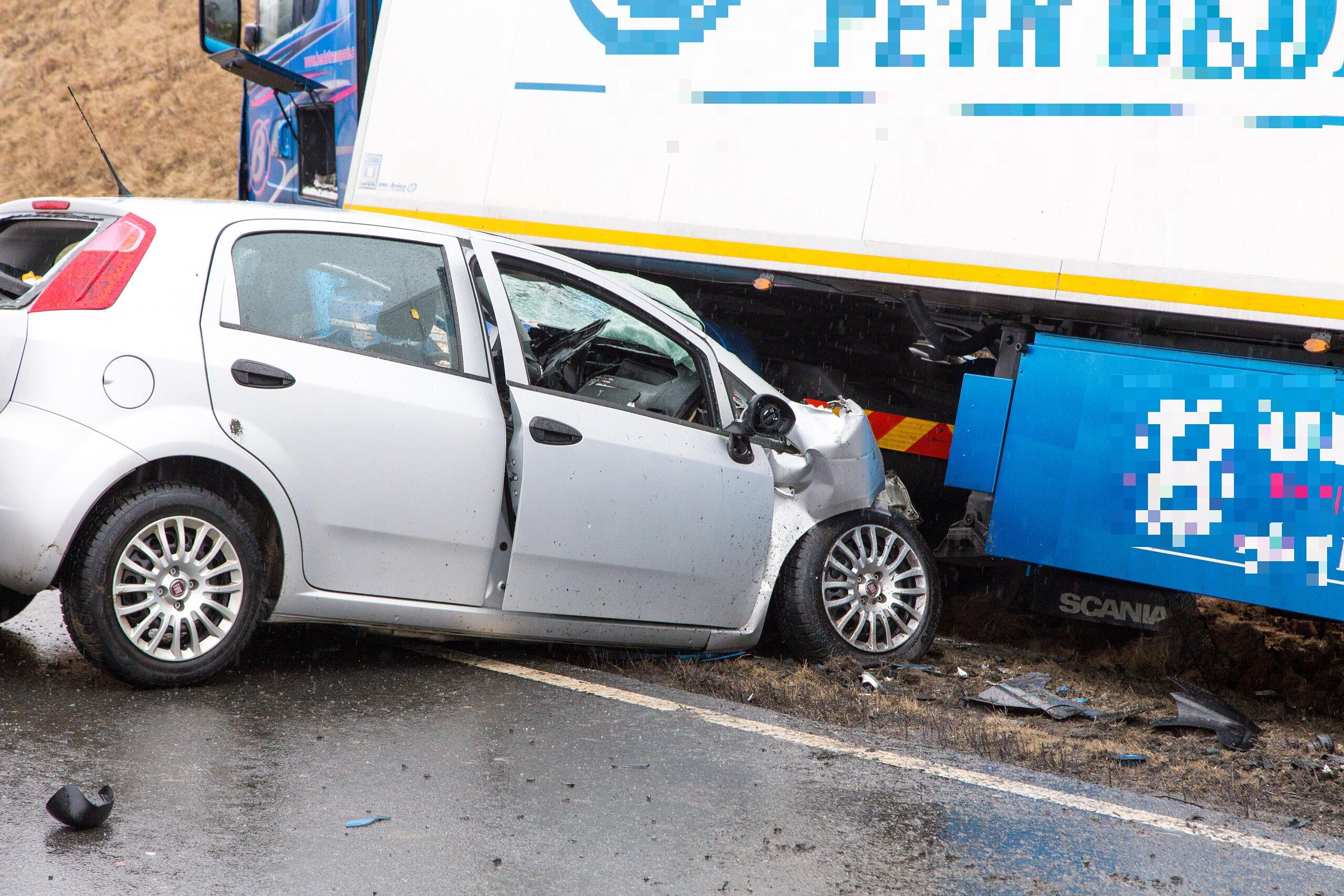 Tödlicher Unfall auf B303: Auto kracht in Lkw und wird mitgerissen ...
