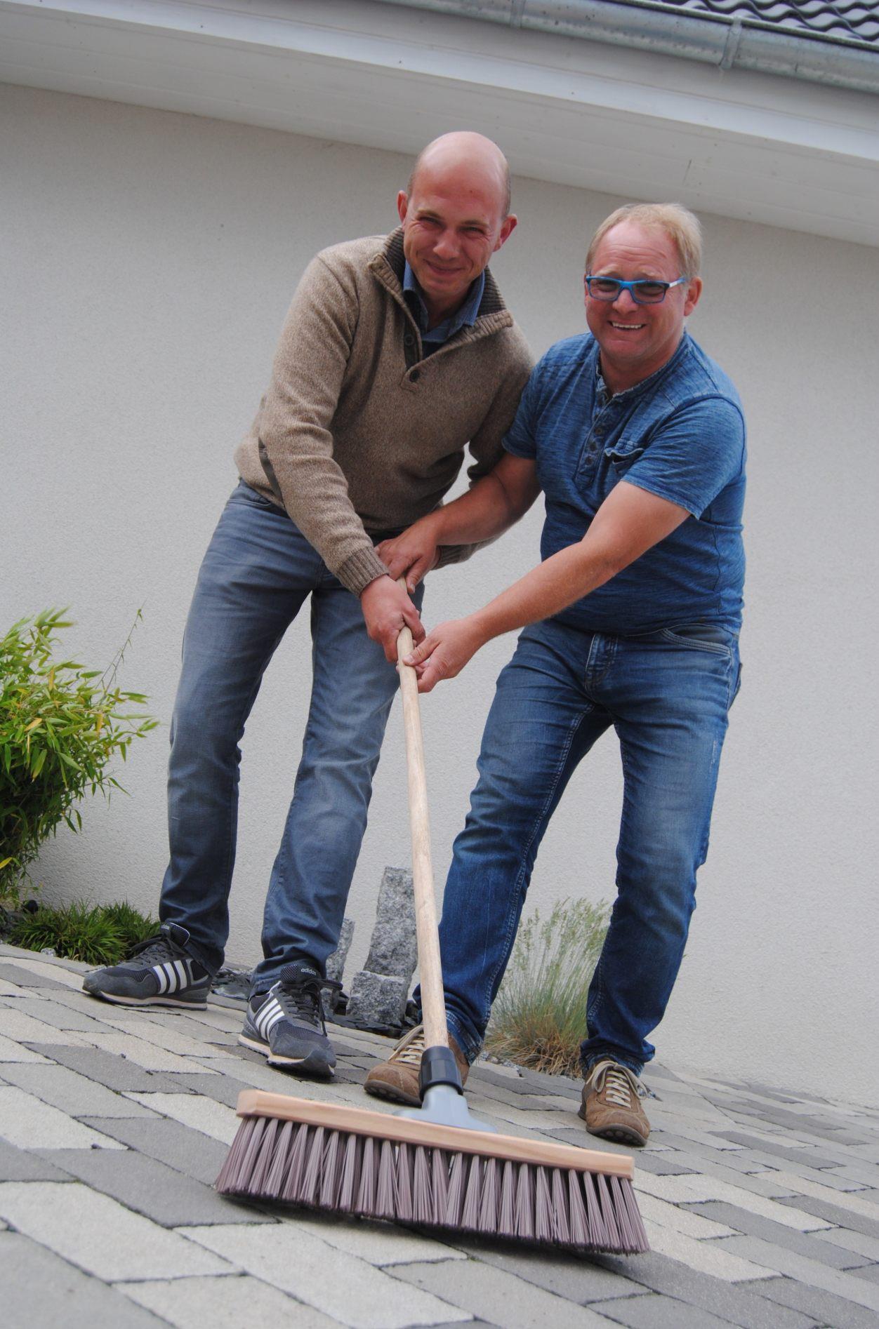 Putzen mit patentiertem Besen