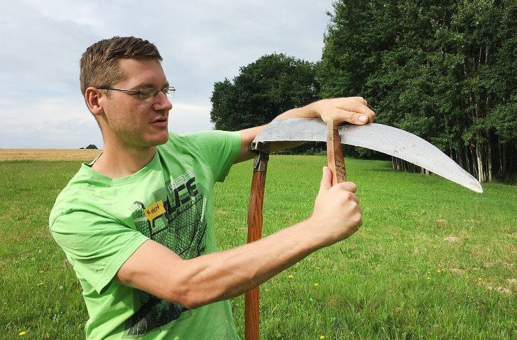 Tipps: Das muss beim Mähen mit der Sense beachtet werden