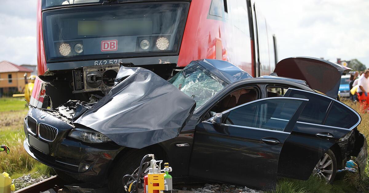 Oberpfalz: Autofahrer stirbt bei Unfall an Bahnübergang - Kollision mit Zug