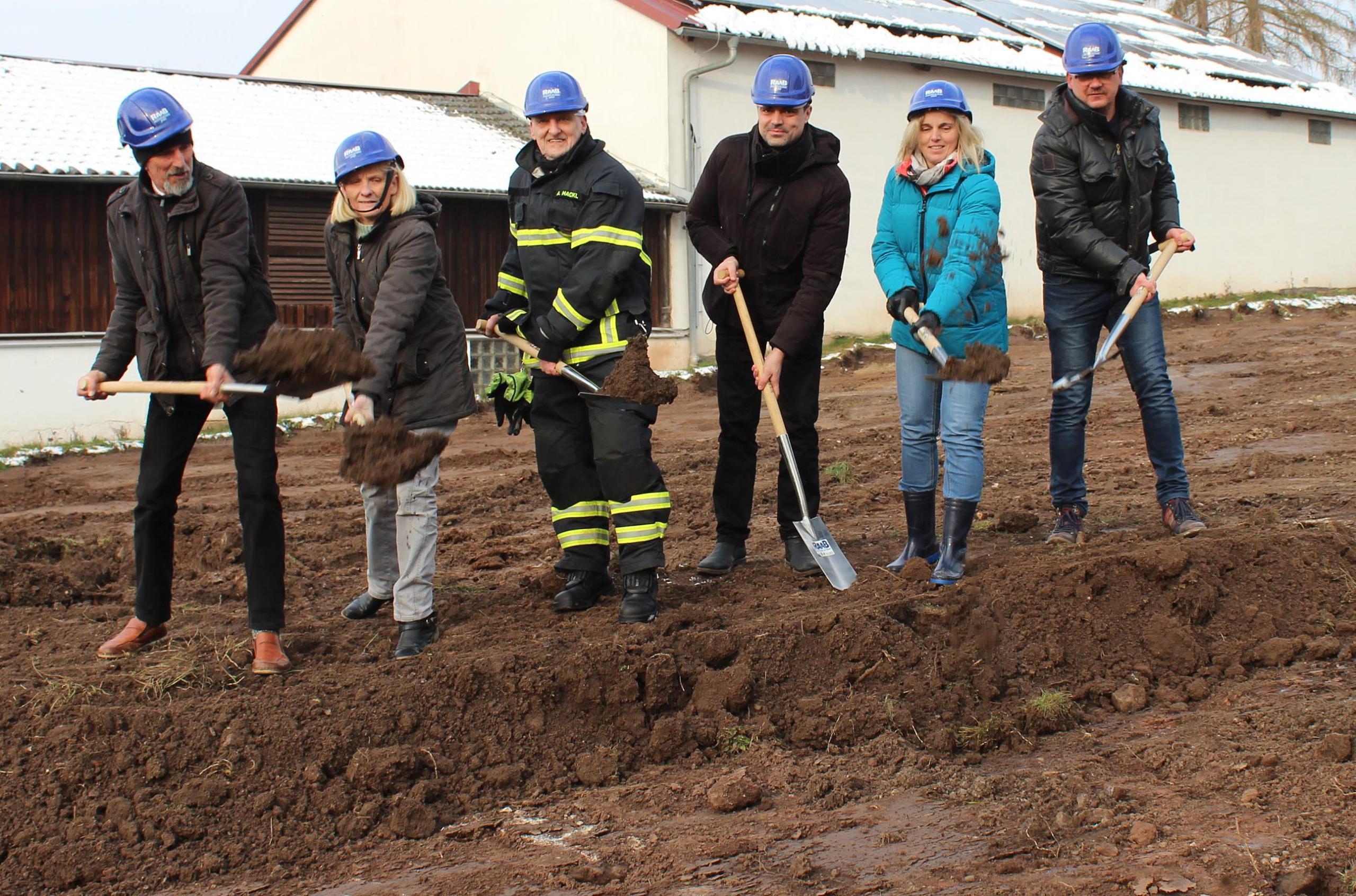 Erster Spatenstich fürs neue Feuerwehrhaus in Niederfüllbach