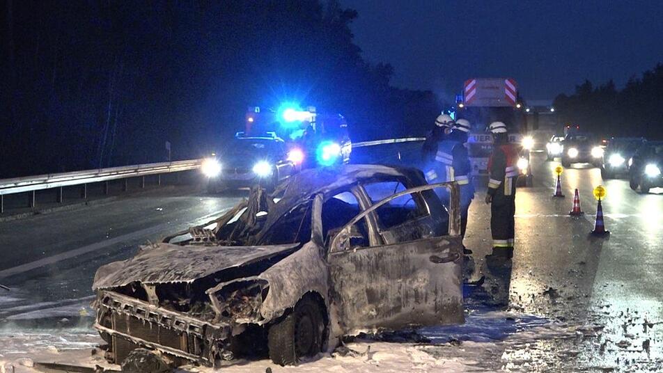 A3 bei Nürnberg: Auto kracht auf Lkw und geht in Flammen auf - drei Schwerverletzte