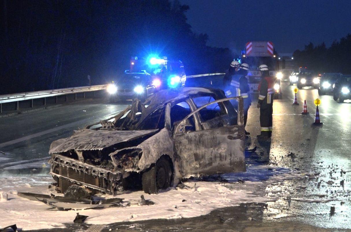 A3 bei Nürnberg: Auto kracht auf Lkw und geht in Flammen auf - drei Schwerverletzte