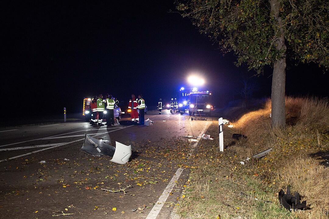 Tödlicher Unfall im Kreis Ansbach: Junge Autofahrerin prallt gegen Baum, Auto brennt komplett ...