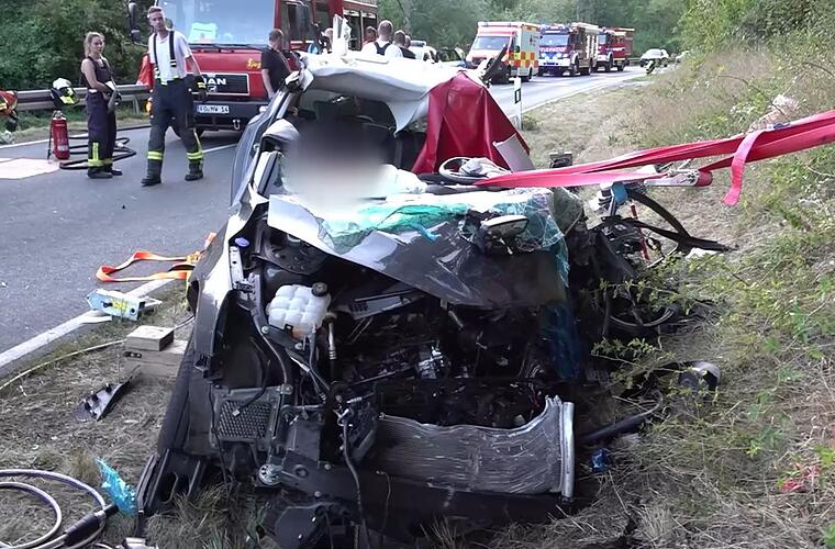 Schwerer Unfall bei Streitberg: Auto kollidiert mit Lkw – Frau lebensbedrohlich verletzt