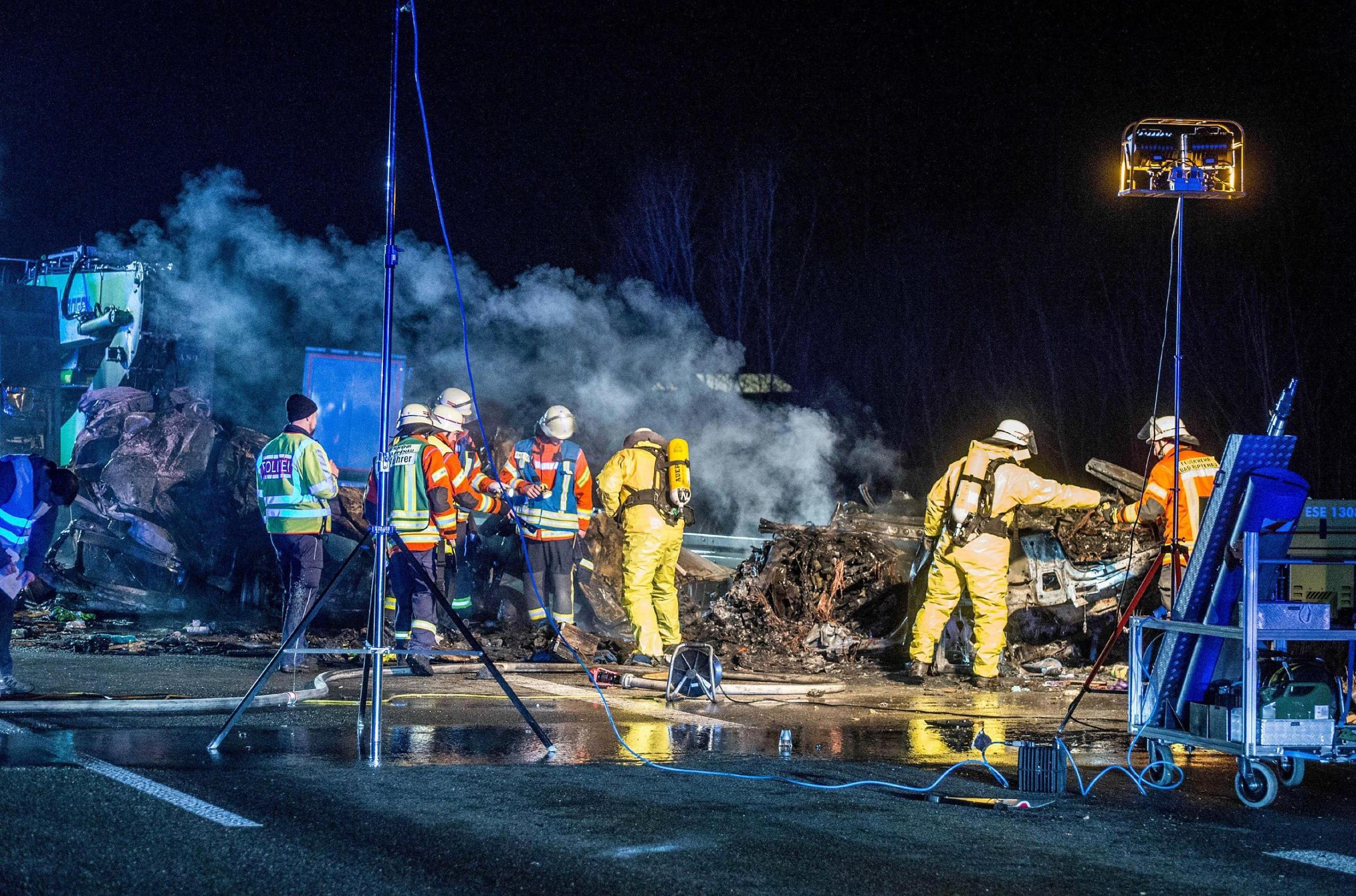 A6 bei Heilbronn: Zwei Menschen verbrennen nach schwerem Unfall