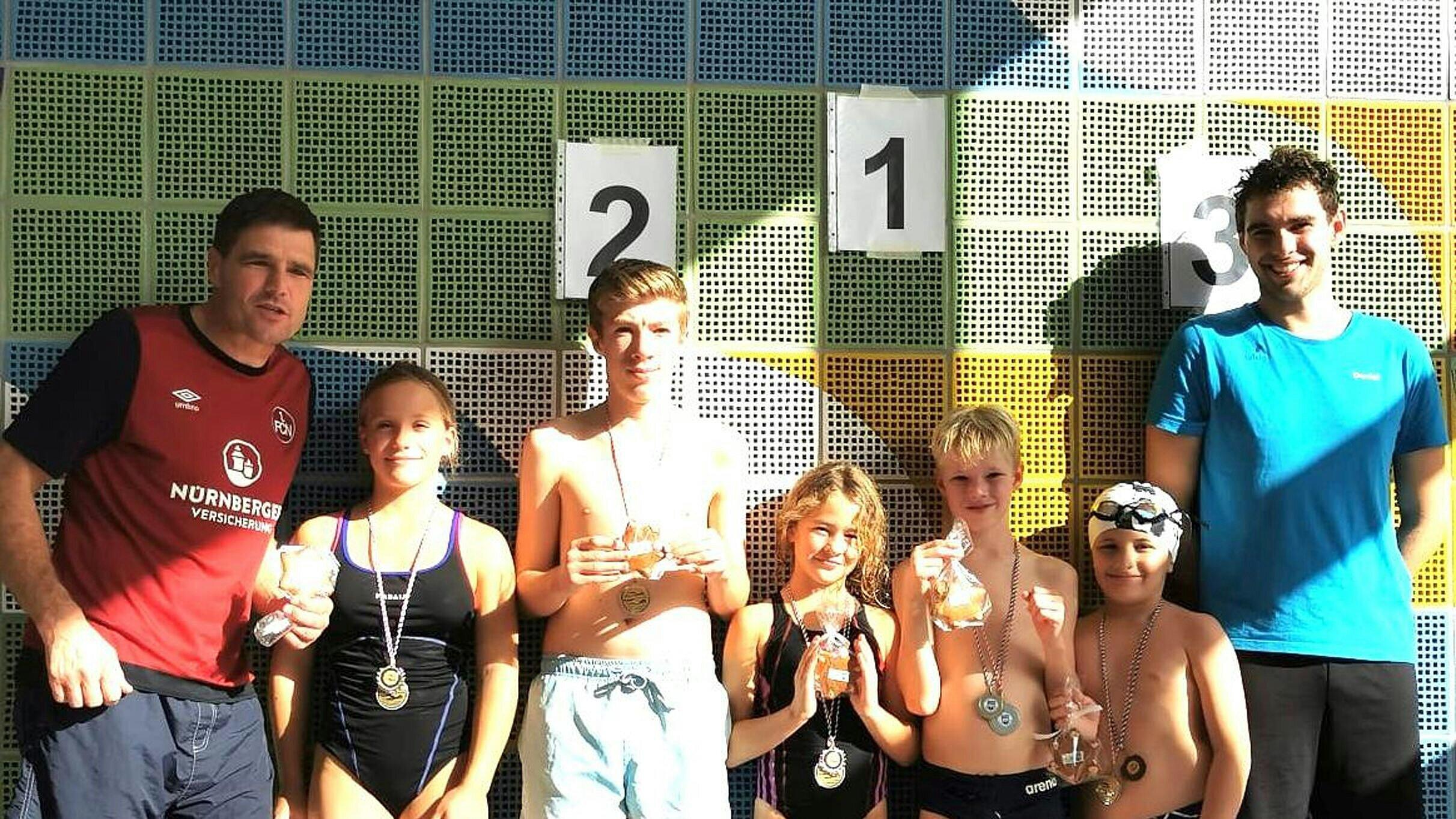 Medaillen und Bestzeiten beim Schwimm-Wettkampf in Kitzingen