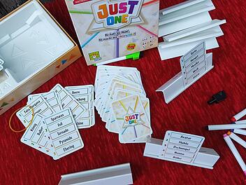 Spiele-Test "Just One": Das wohl beste kooperative Partyspiel - so ...