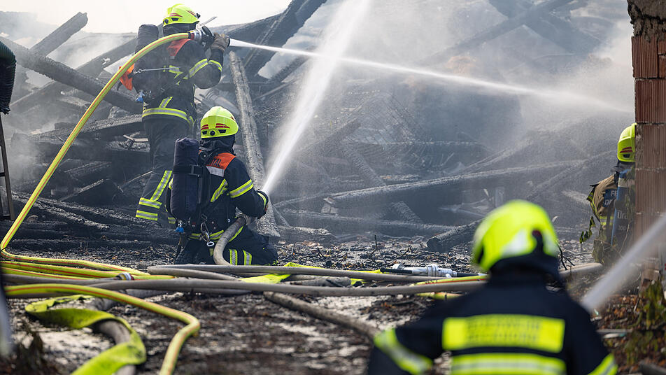 Kreis Coburg: Retter finden Leiche nach verheerendem Scheunenbrand - mehrere Feuerwehrleute verletzt