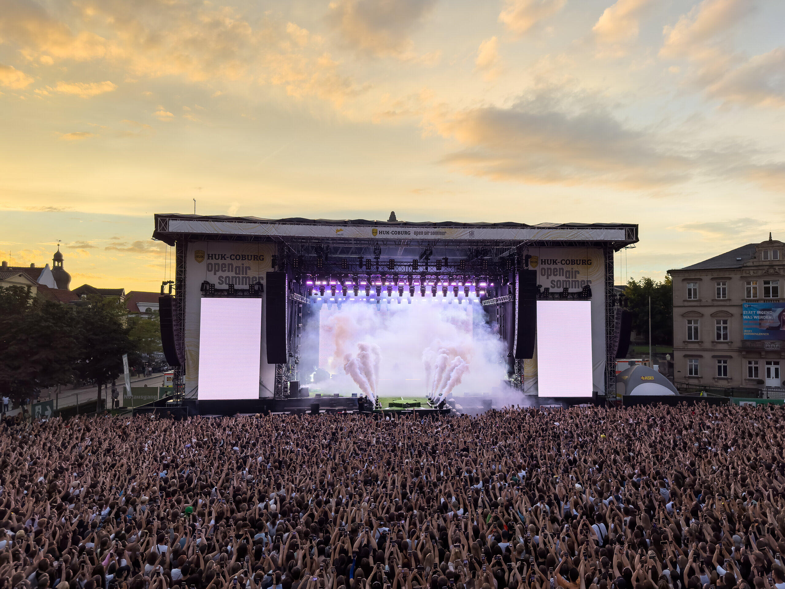 Schlossplatz Coburg: Bilder vom ausverkauften CRO-Konzert! - Bildergalerie