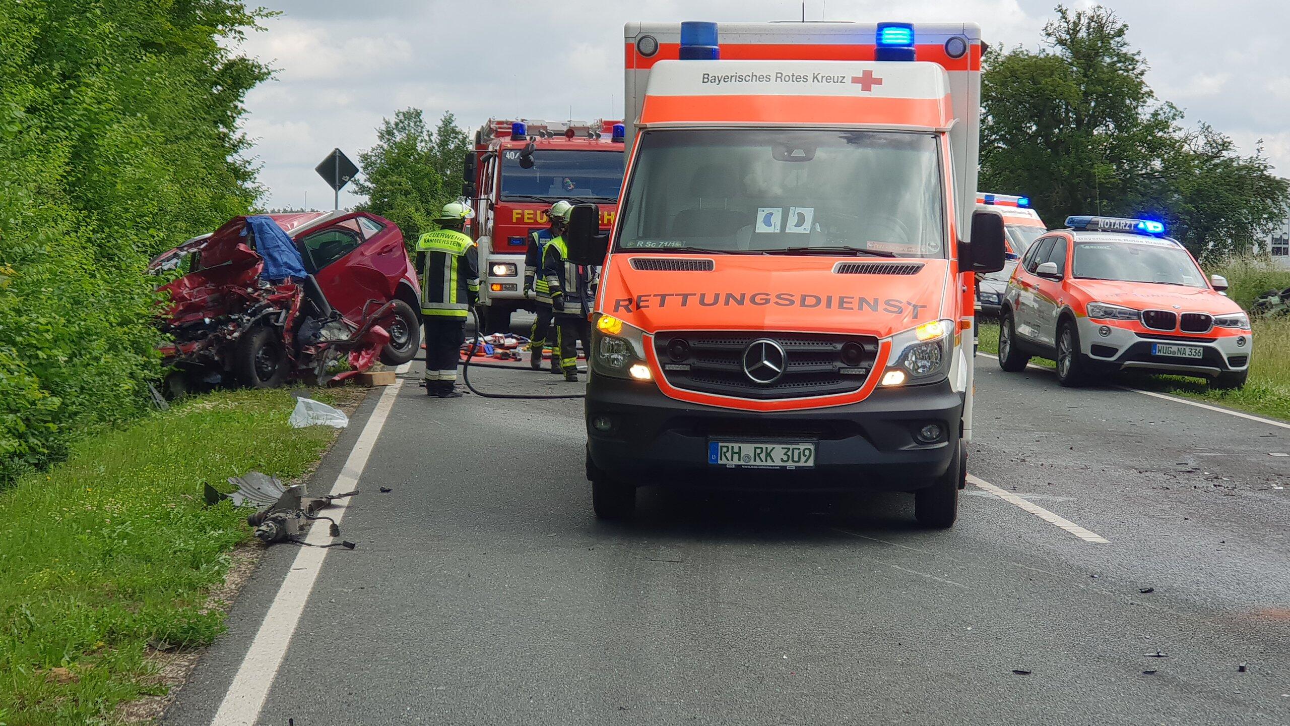 Tödlicher Unfall im Kreis Roth: Auto stößt mit Lkw zusammen - Bildergalerie