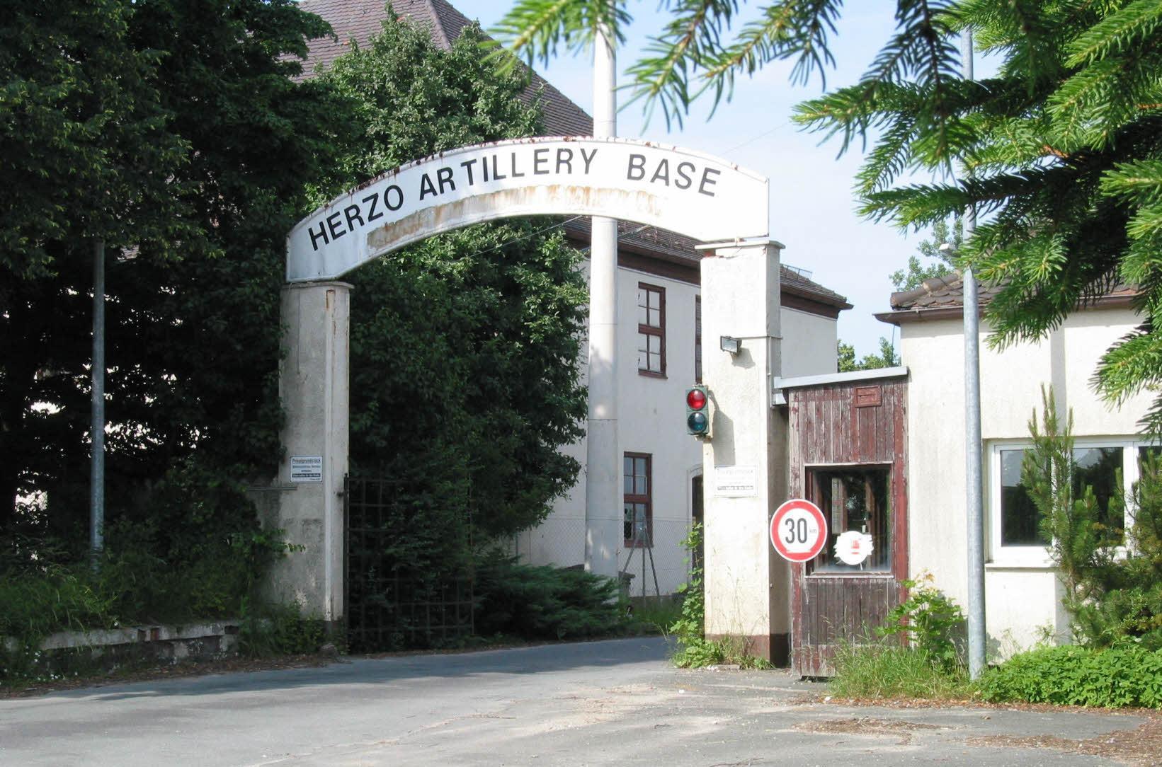 Der Torbogen erinnert an die Herzo Base