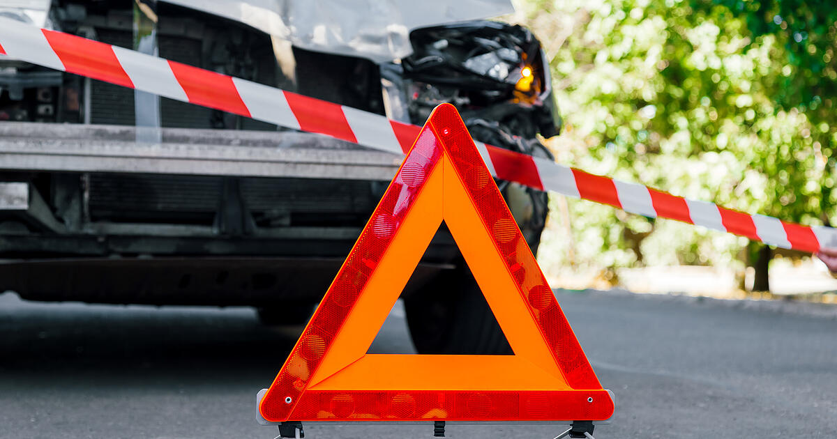 Rödental: Schwerer Unfall mit drei Fahrzeugen - B4 gesperrt