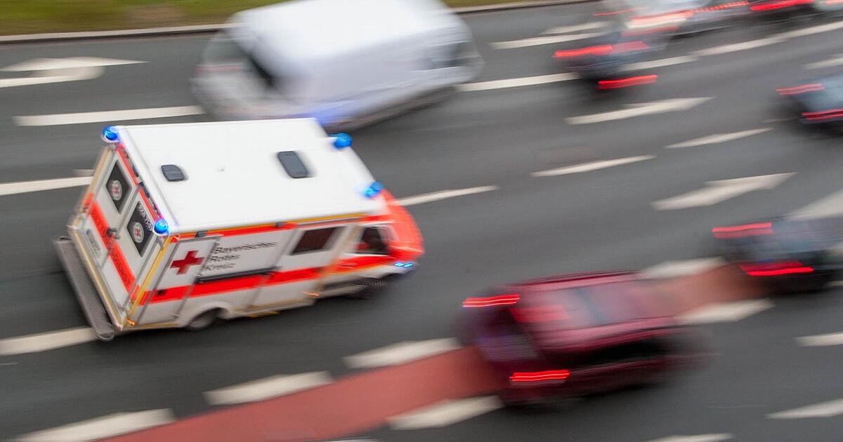 Schwerer Unfall auf der A93: Auto überschlägt sich mehrfach bei Selb - Fahrer schwer verletzt