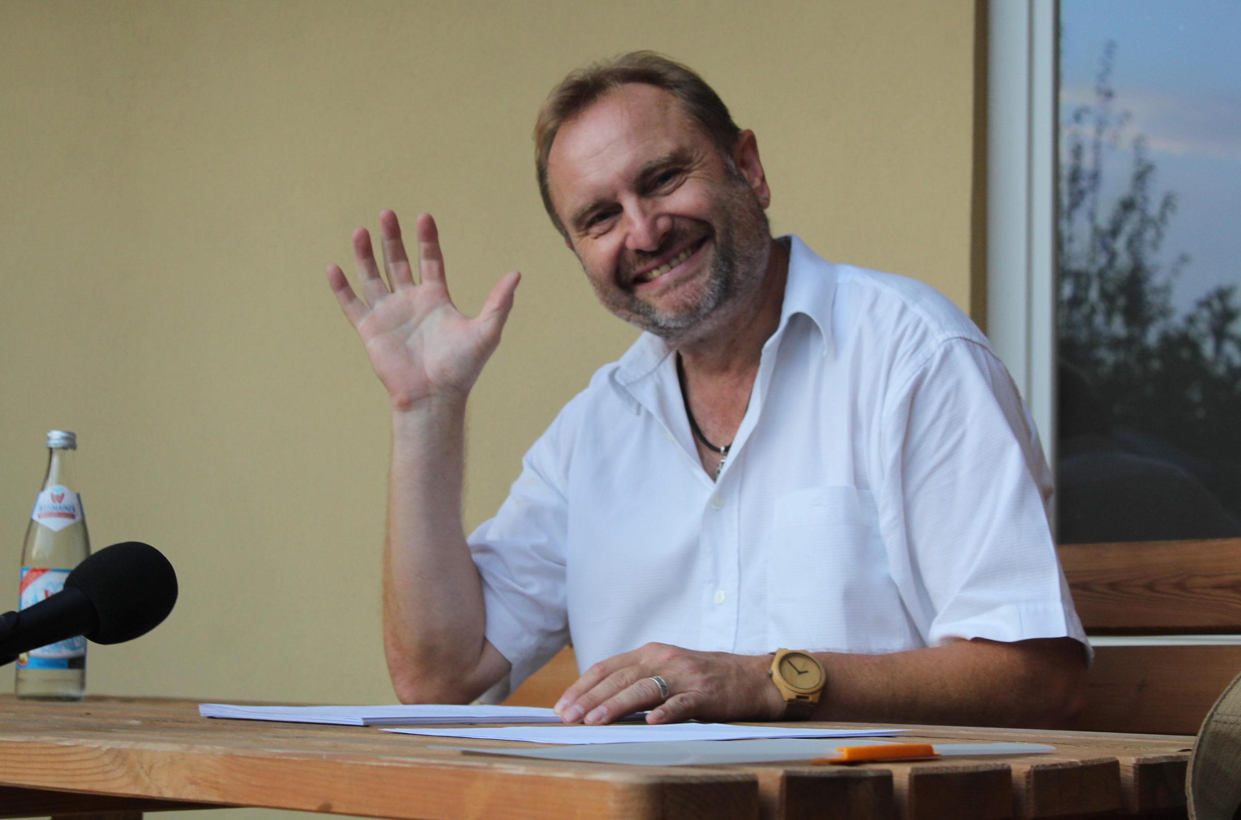 Skurrile Geschichten zum Lachen: Helmut Vorndran liest in Redwitz