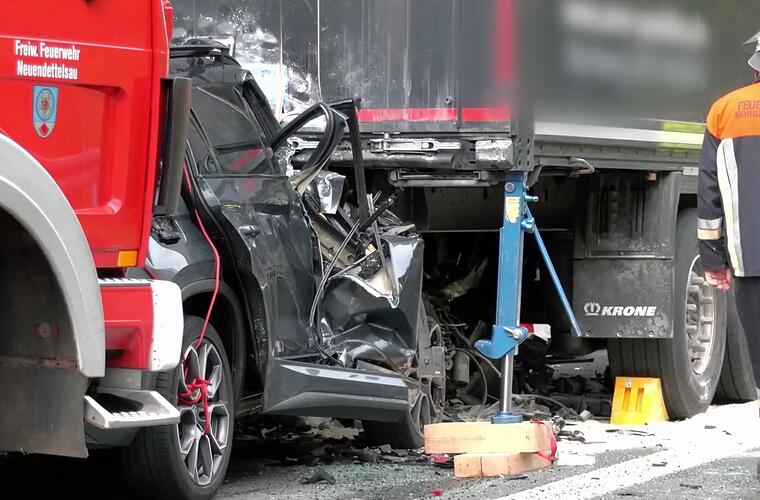 Schwerer Unfall auf der A6: SUV schiebt sich unter Sattelzug