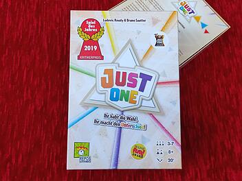 Spiele-Test "Just One": Das wohl beste kooperative Partyspiel - so ...