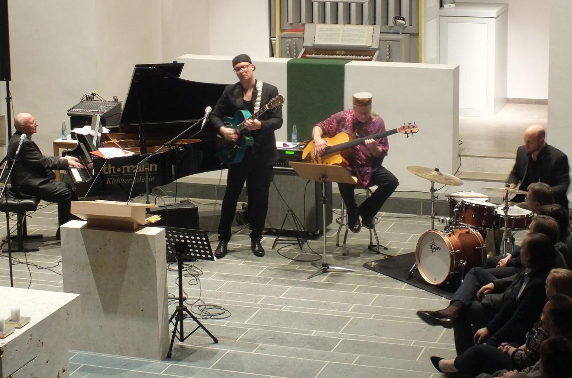 Thomas Fink musiziert mit Freunden für einen guten Zweck