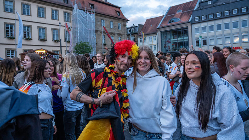 Massen feiern in Bamberg WM-Auftakt: Video von "Bayerns einziger Fanmeile"