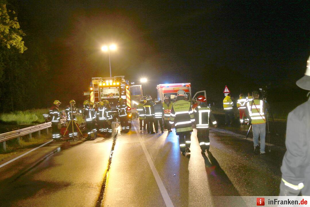 Schwerer Unfall auf B4 im Landkreis Coburg - Bildergalerie