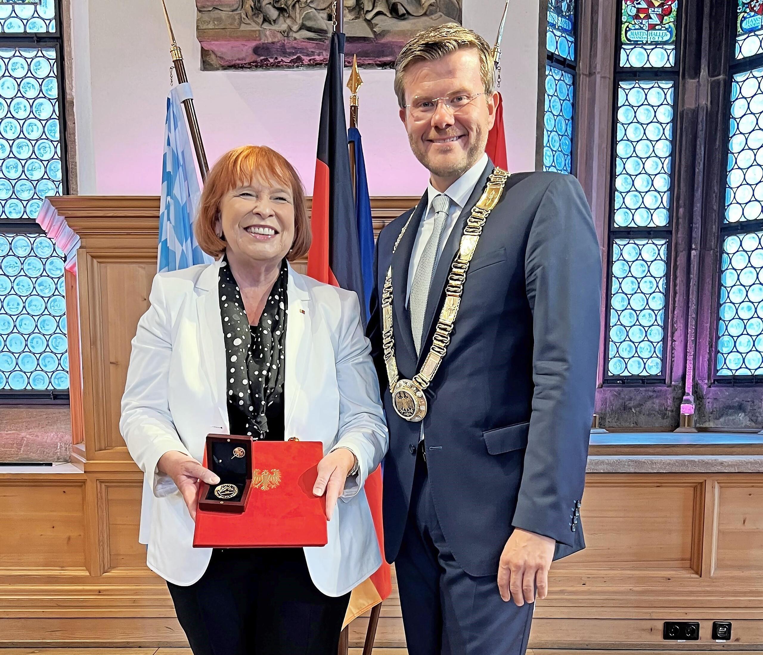 Ingrid Hofmann erhält Bürgermedaille in Nürnberg