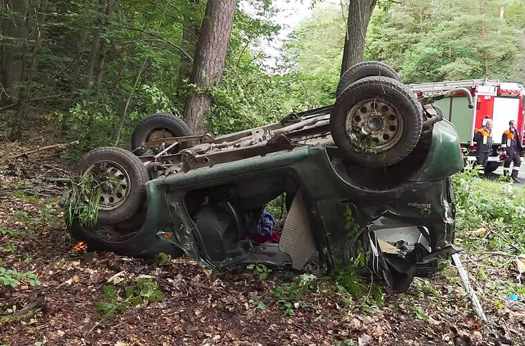 Schwerer Unfall auf der B303: Auto überschlägt sich und bleibt auf Dach ...