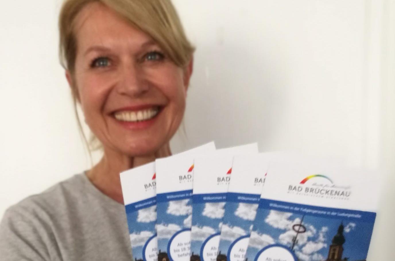 Ein Flyer wirbt für Rücksicht in der Fußgängerzone