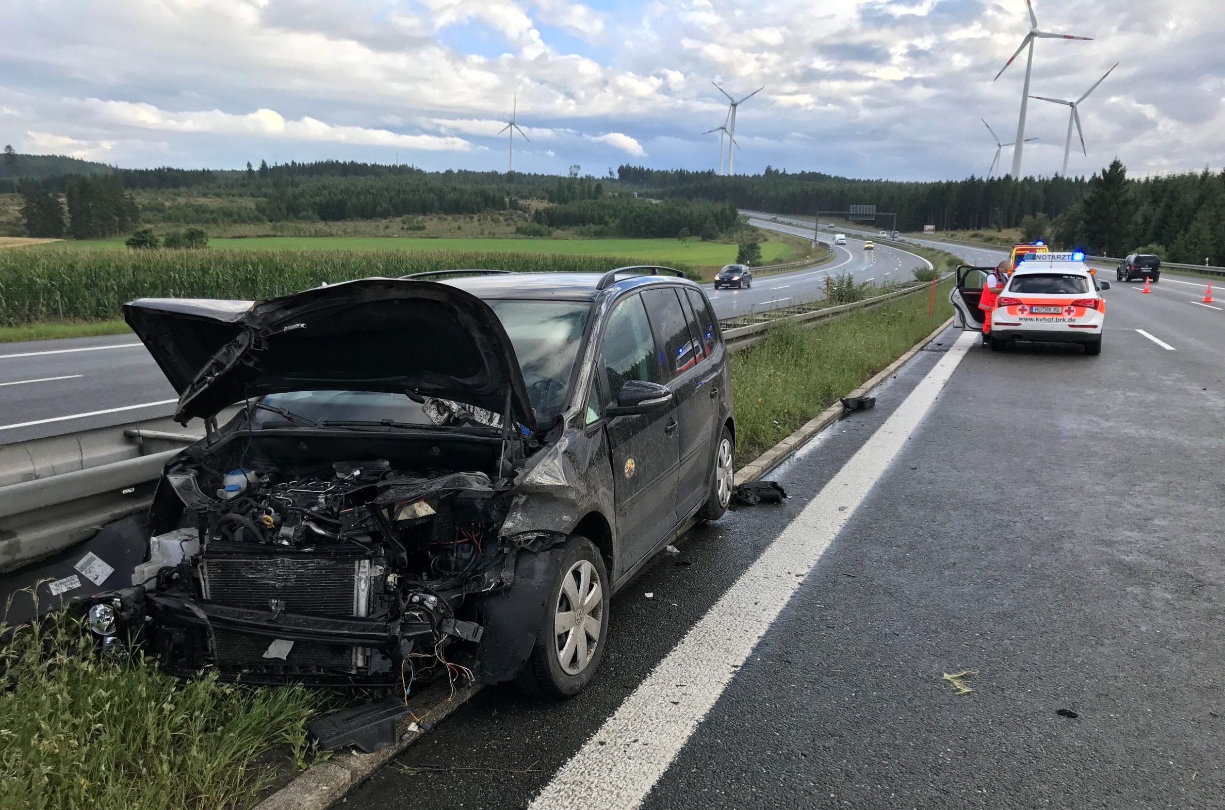 Schwerer Unfall auf der A9: Auto gerät auf nasser Straße ins Schleudern ...
