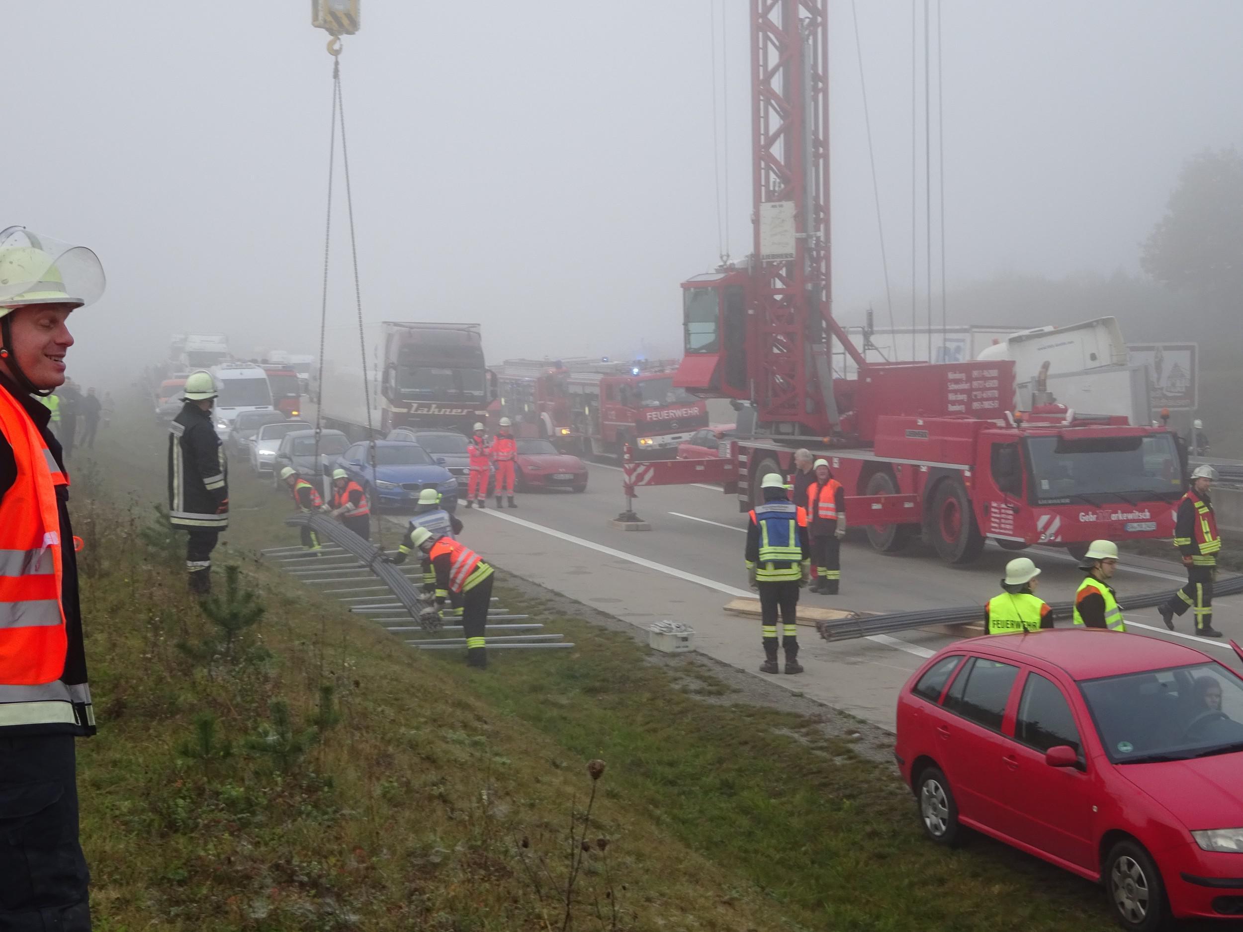 Bilder von: Unterfranken: Spektakulärer Unfall auf der A71