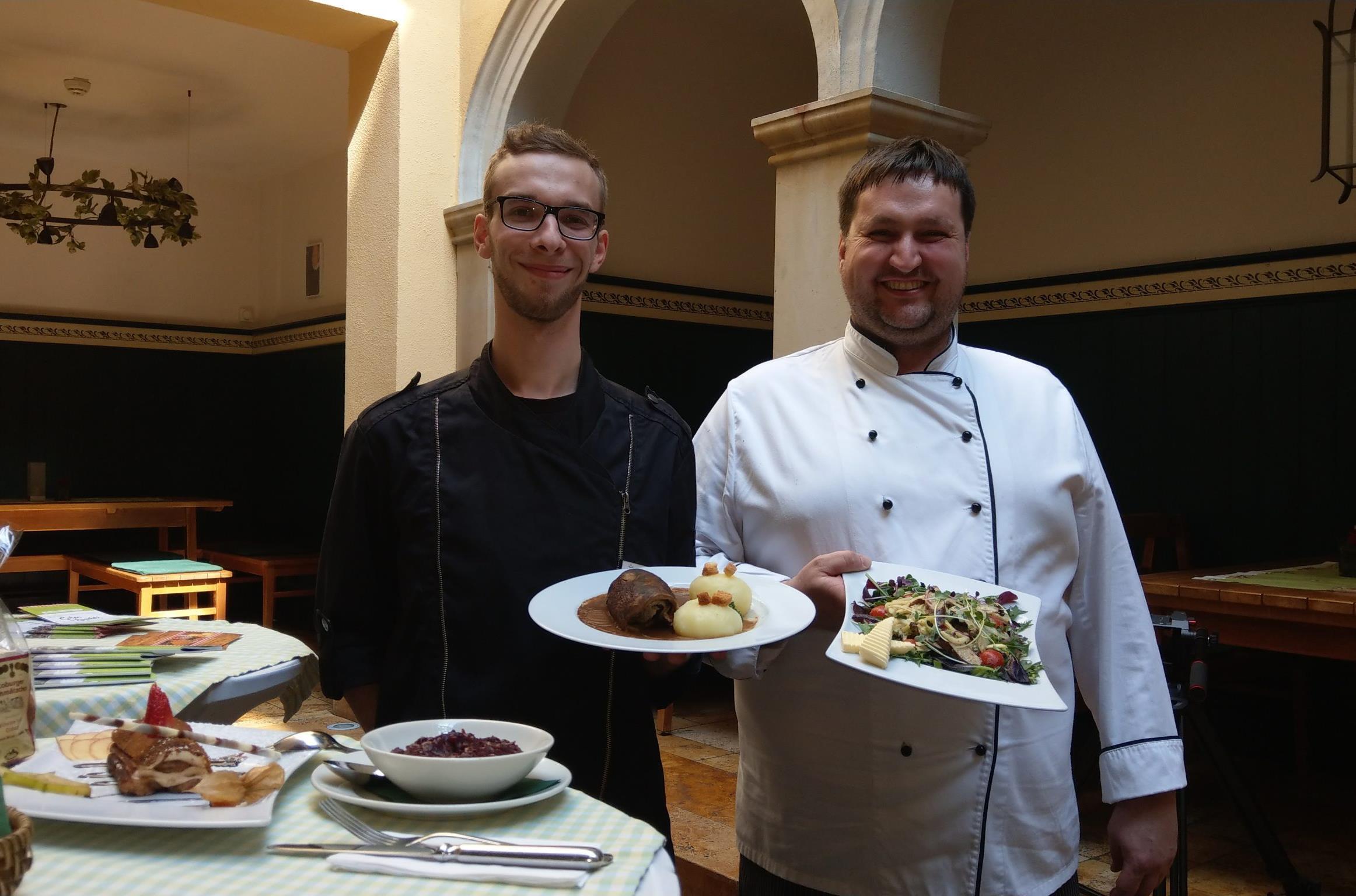 Menüs mit Bratwurst und Kloß