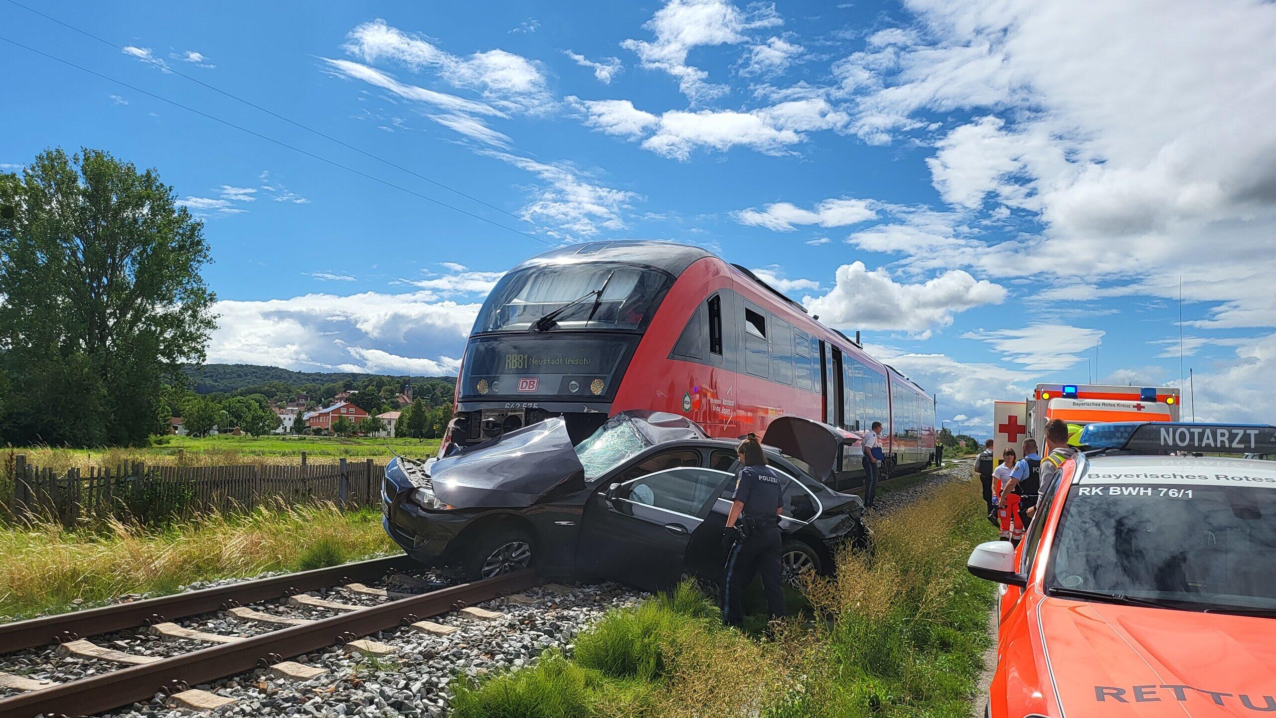 Burgbernheim: Zug schleift Auto mit - Mann bei Unfall schwer verletzt