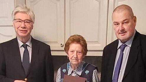Sara Roth ist 90 Jahre alt