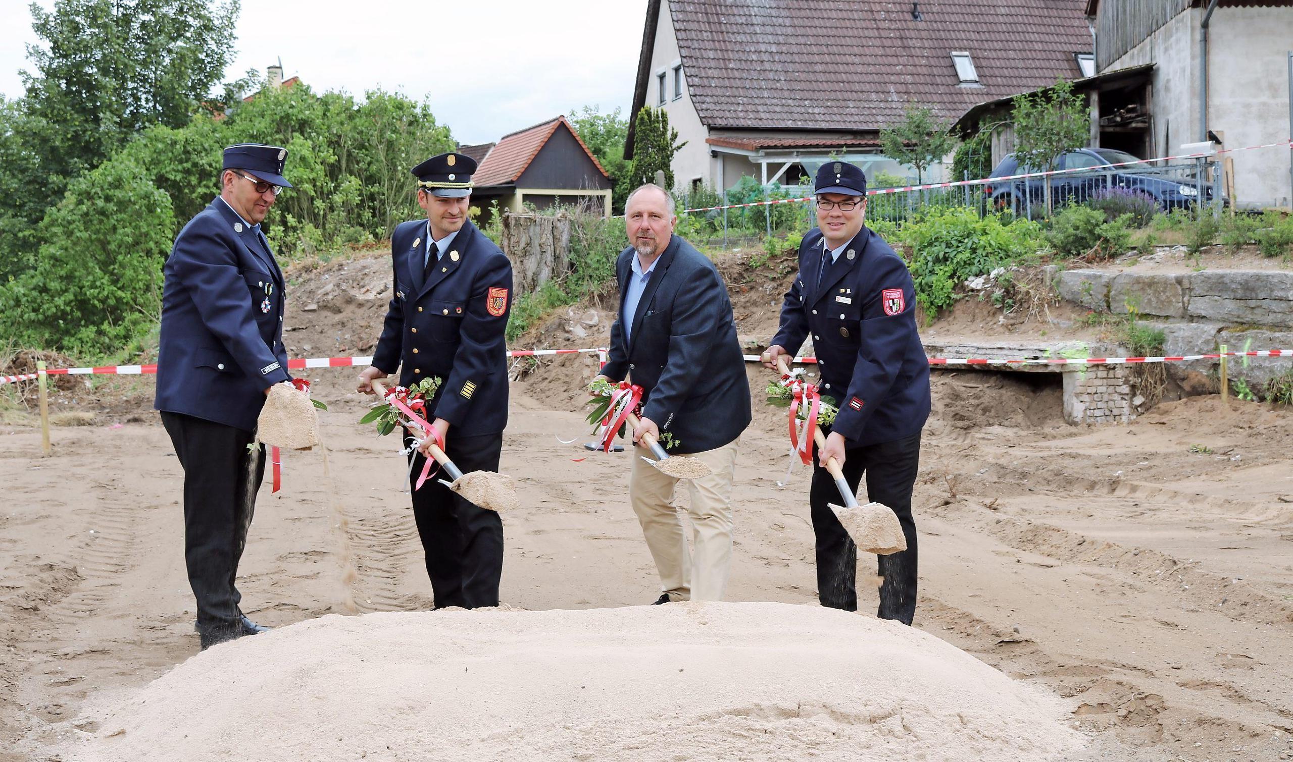 Spatenstich bei Feuerwehr