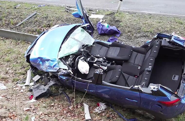 Schwerer Unfall auf B85: Verunfallte eingeklemmt und schwer verletzt