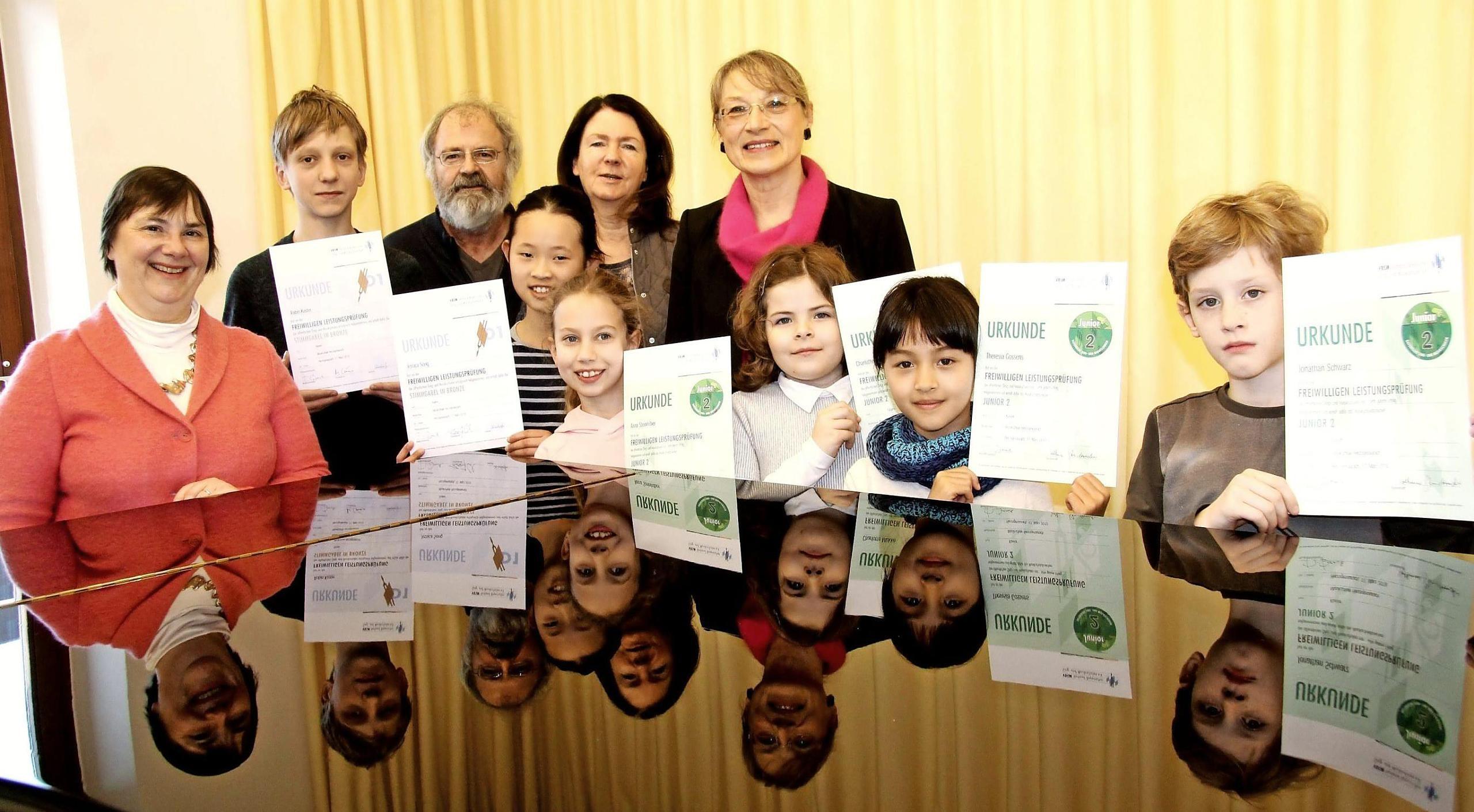 Junge Musiker beweisen Können an verschiedenen Instrumenten