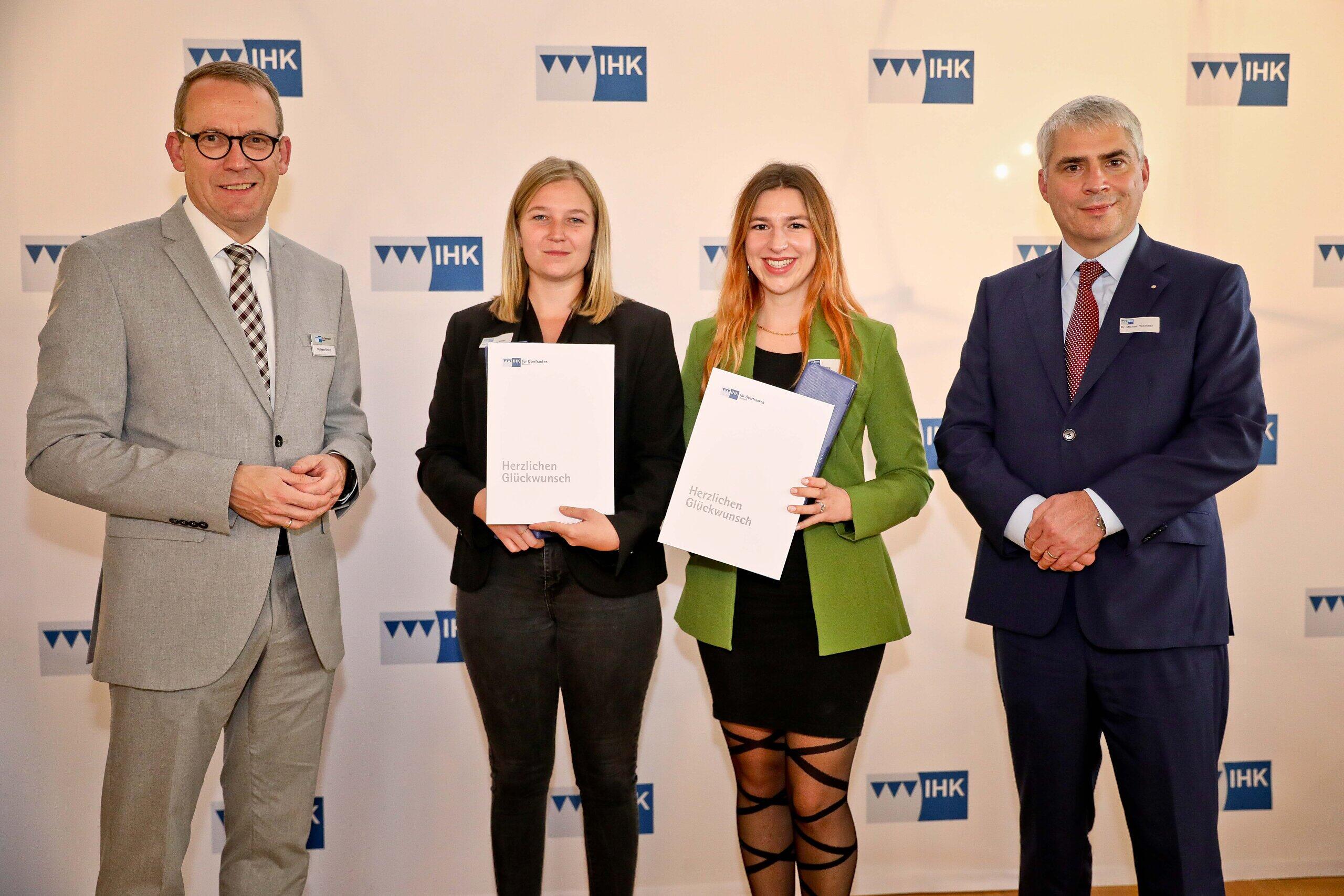 Bamberg: Zwei Azubinen als Beste geehrt - Bamberger Unternehmen ...