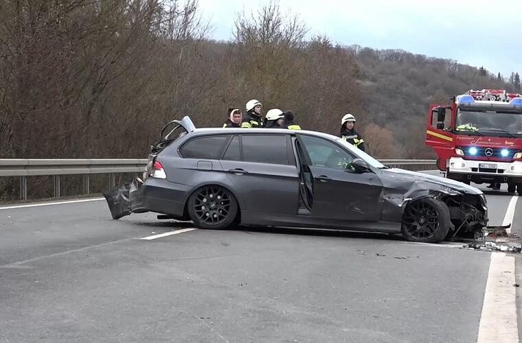 Schwerer Unfall im Kreis Würzburg: Auto gerät in Gegenverkehr - zwei Verletzte nach Kollision