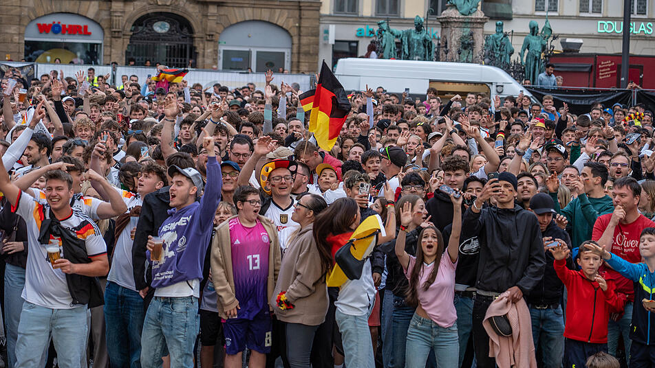Massen feiern in Bamberg WM-Auftakt: Video von "Bayerns einziger Fanmeile"