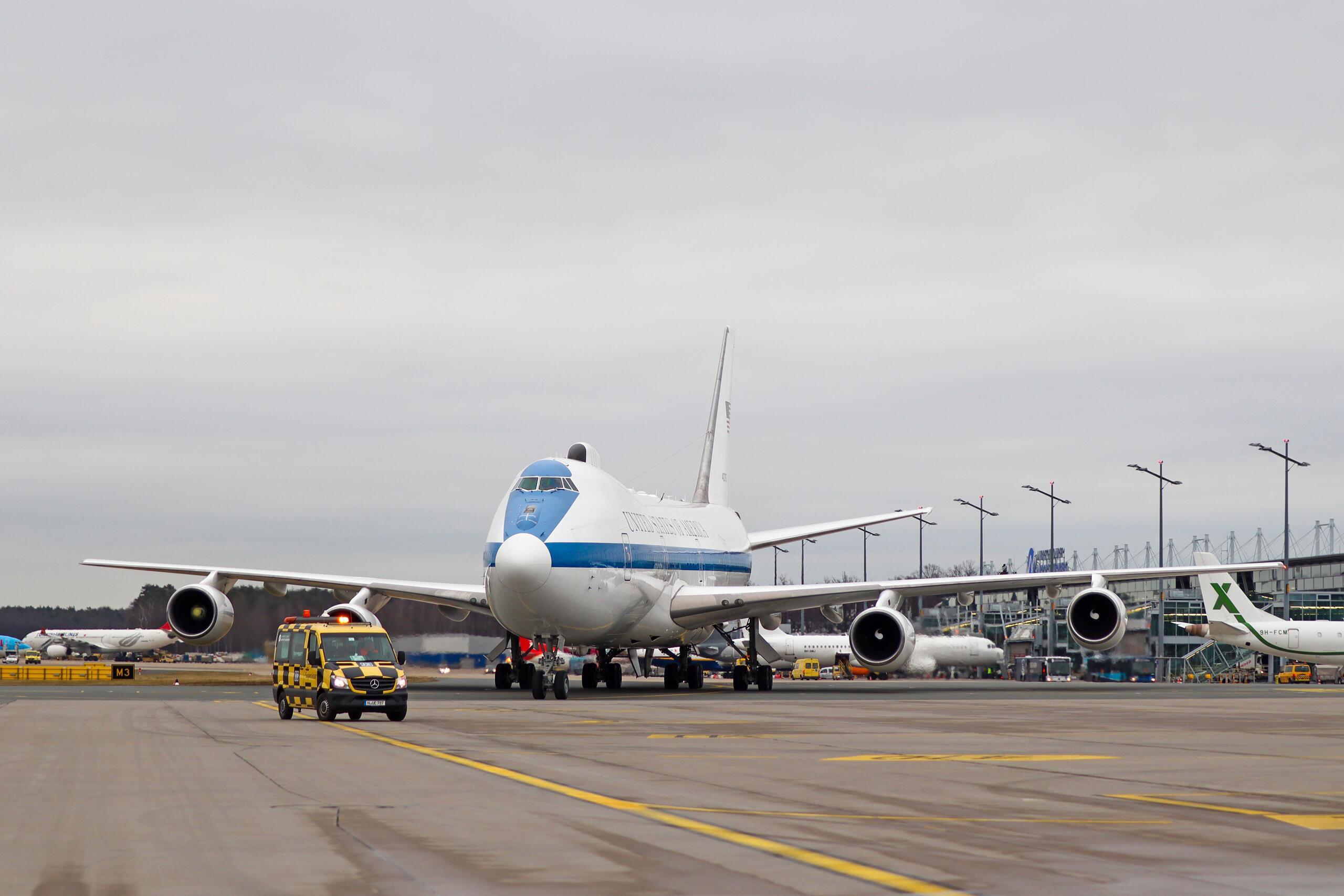 Flughafen Nürnberg: Air Force macht ungeplanten Zwischenstopp - Video vom Abflug der Boing 747