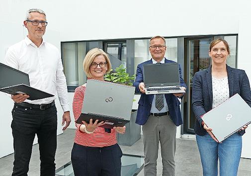 MGO übergibt 80 Notebooks für sozial Benachteiligte