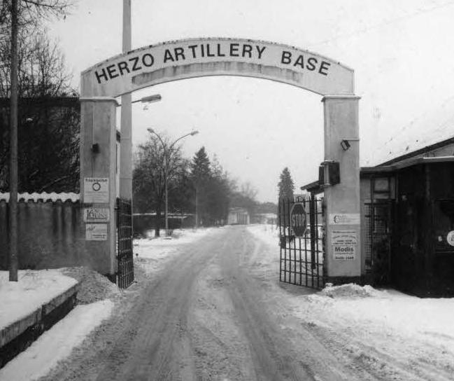 Der Torbogen erinnert an die Herzo Base