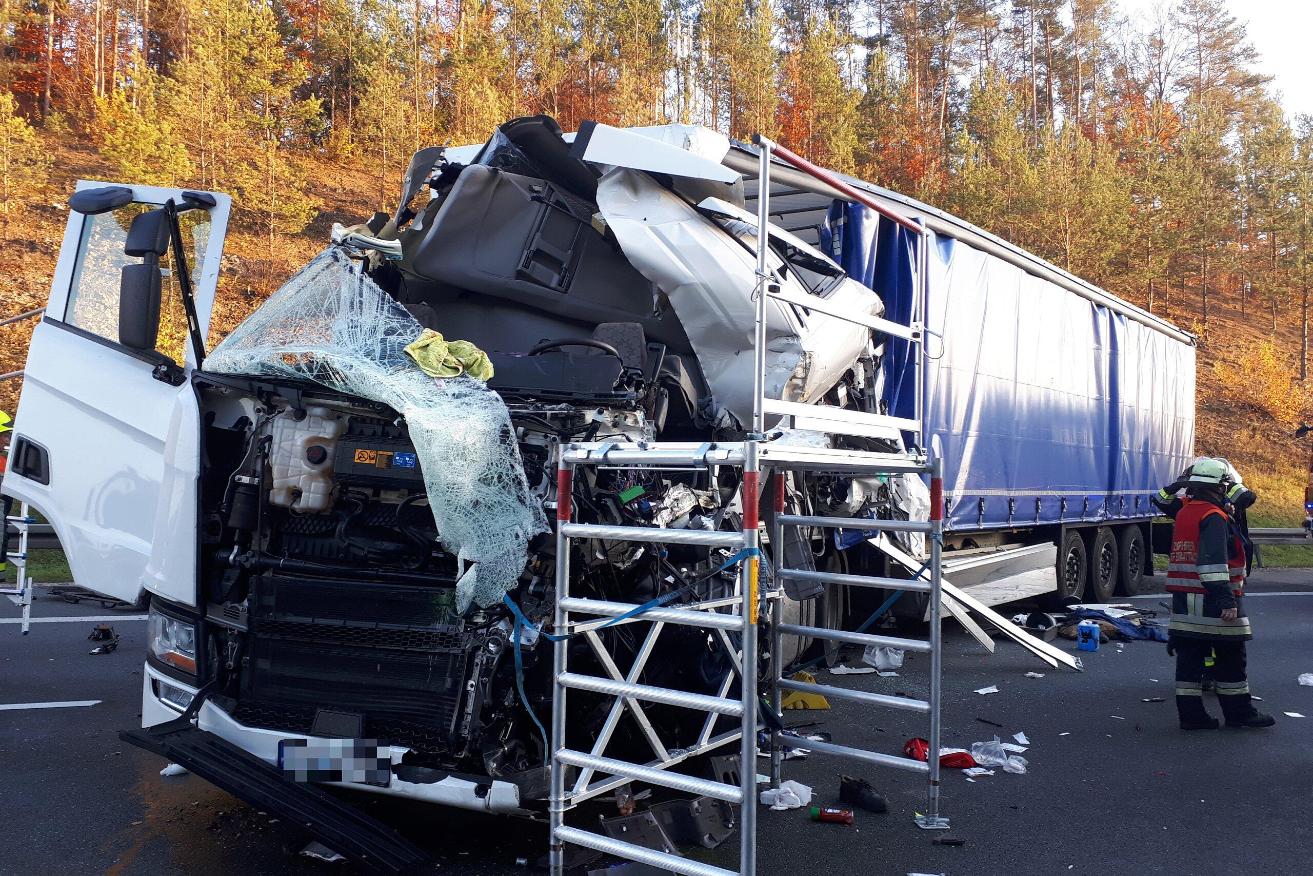 Lkw-Unfall auf der A9: Autobahn gesperrt - Bildergalerie