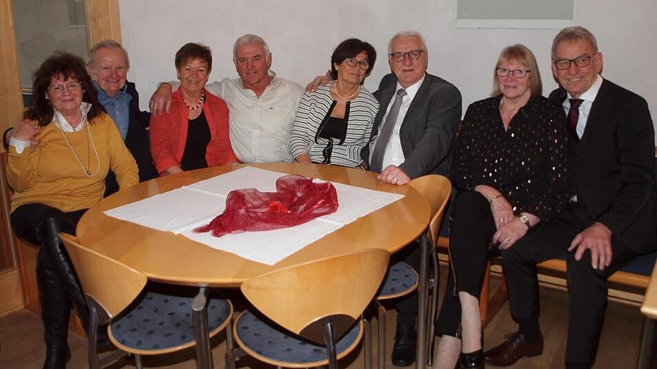 Bei einem Treffen tauschen sich Ehepaare darüber aus, wie eine gute ...