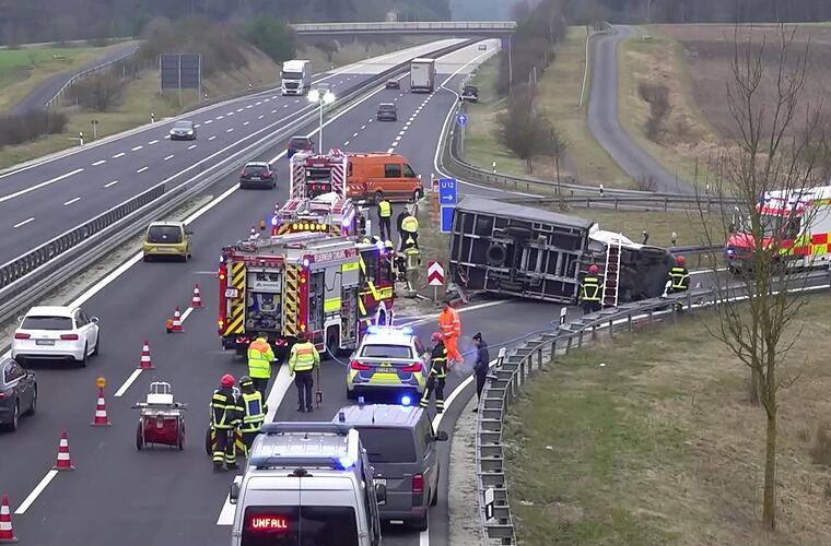 Vollsperrung auf A73: Frau nach Unfall schwerverletzt - Gaffer macht Probleme